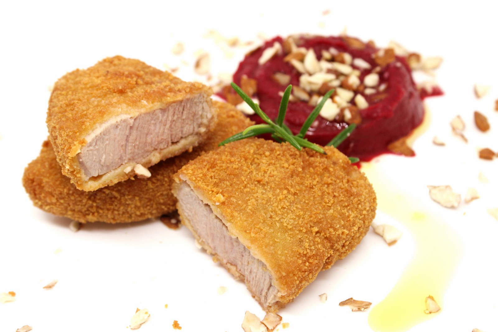 Cotoletta di filetto di vitello con hummus di carote viola e granella ...